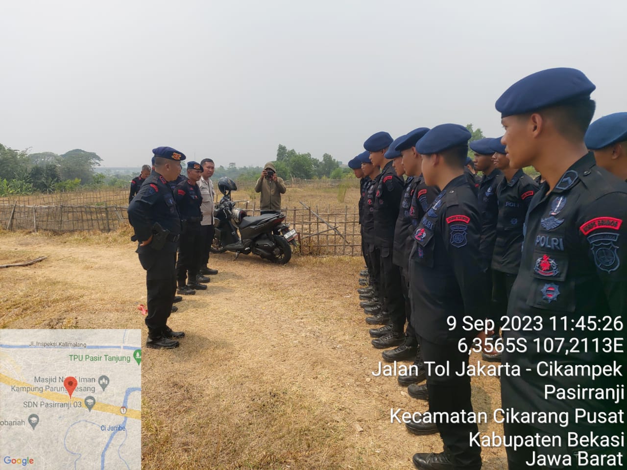 Kemarau Panjang, Batalyon D Pelopor Satbrimob Polda Metro Jaya Salurkan Air Bersih di Cikarang ...